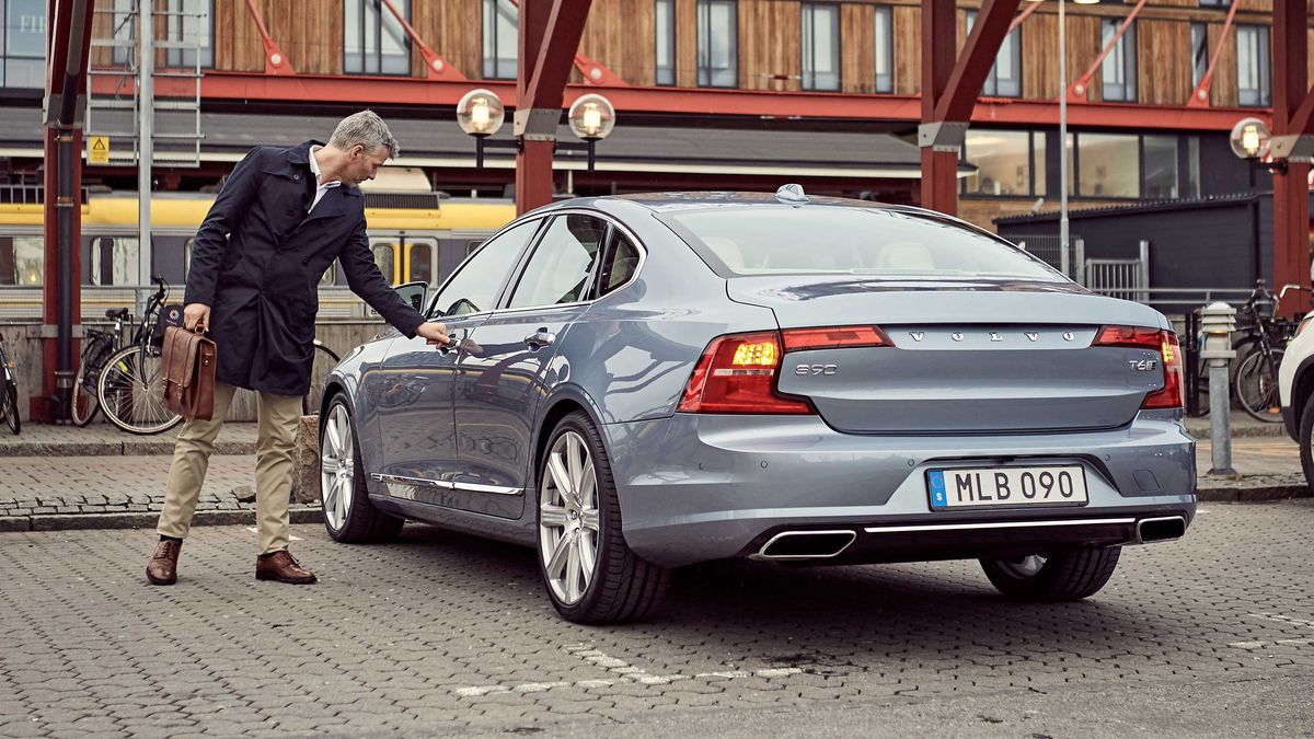 Volvo will start testing its driverless cars with 'real families' next ...