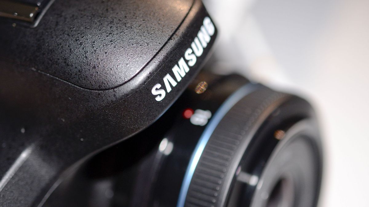 Samsung Galaxy NX Android camera available now for a jaw-dropping ...
