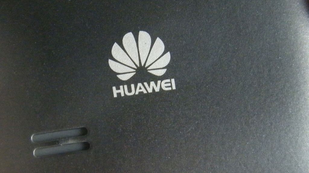 Supersized Huawei Ascend Mate 7 arrives with iPhone rivalling finger ...