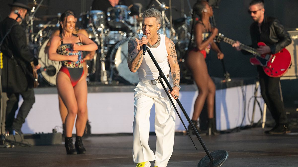 “It’s the double act you didn’t know you needed in your life”: Watch as Robbie Williams performs ...