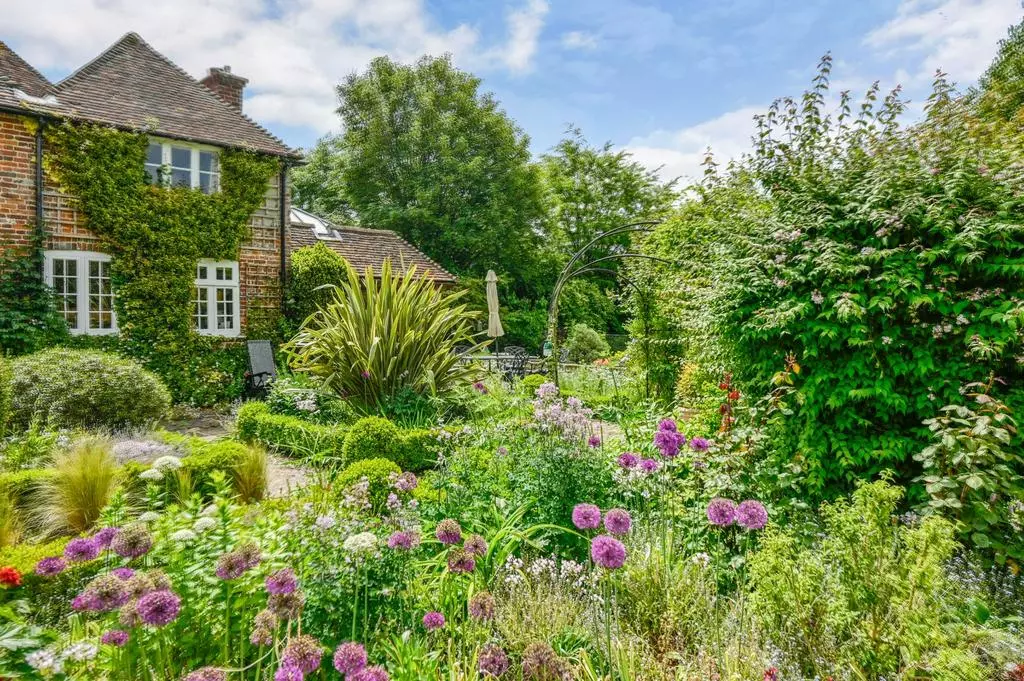 19 charming homes for sale, from picture-perfect cottages to beachside ...