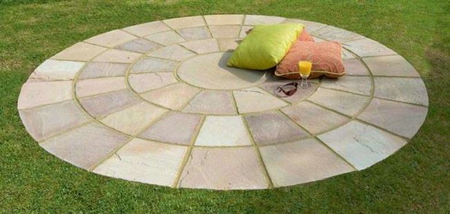 How to Lay a Paving Circle | Homebuilding