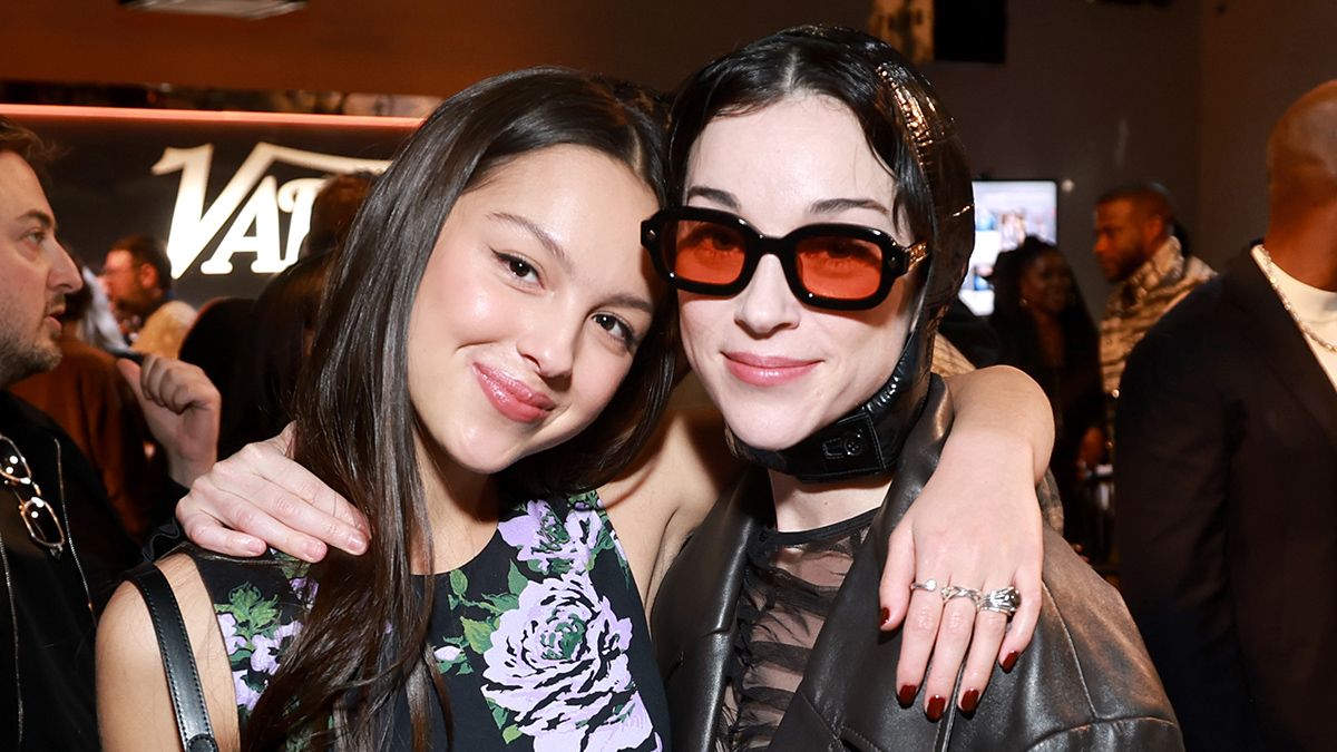 There’s a reason the custom purple guitar Olivia Rodrigo is playing on ...