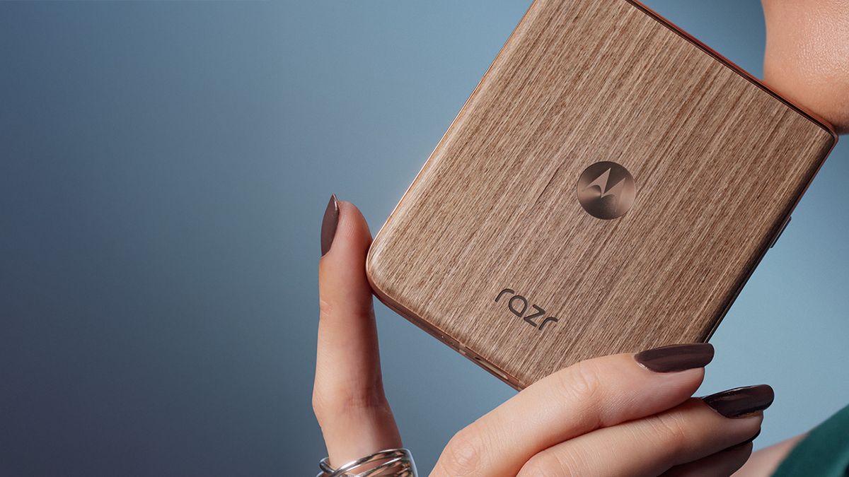 Motorola's new flip phone fully revealed in stunning pics and specs ...