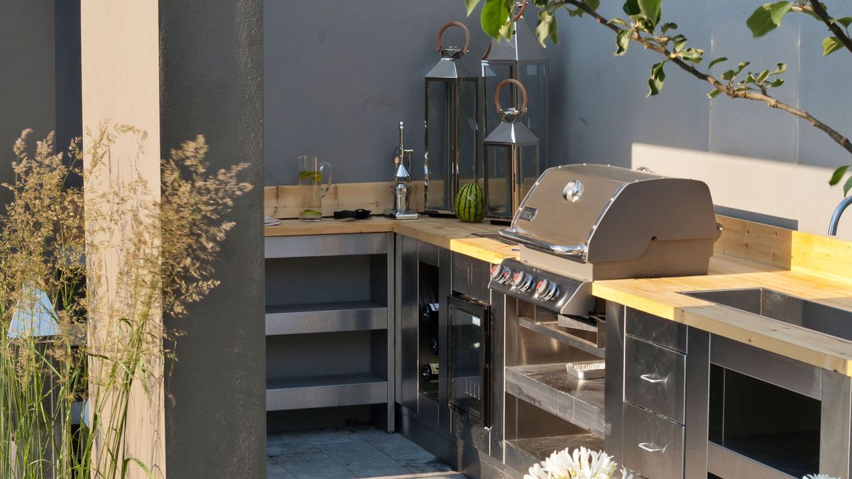 How do you incorporate a grill into an outdoor kitchen? | Homes and Gardens