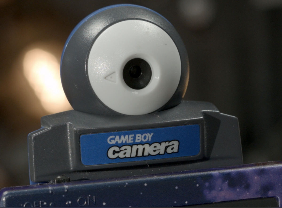 This 2-bit GameBoy Camera can shoot pixelated images of the moon ...