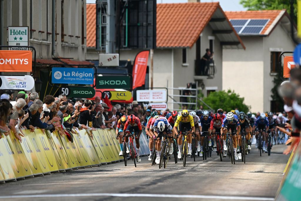 Critérium du Dauphiné: Julian Alaphilippe sprints to victory on stage 2 | Cyclingnews