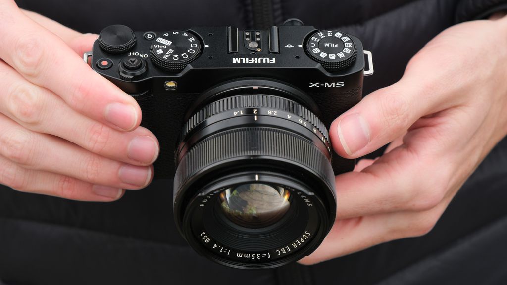 This SmallRig OVF fits most major camera brands, providing a retro ...