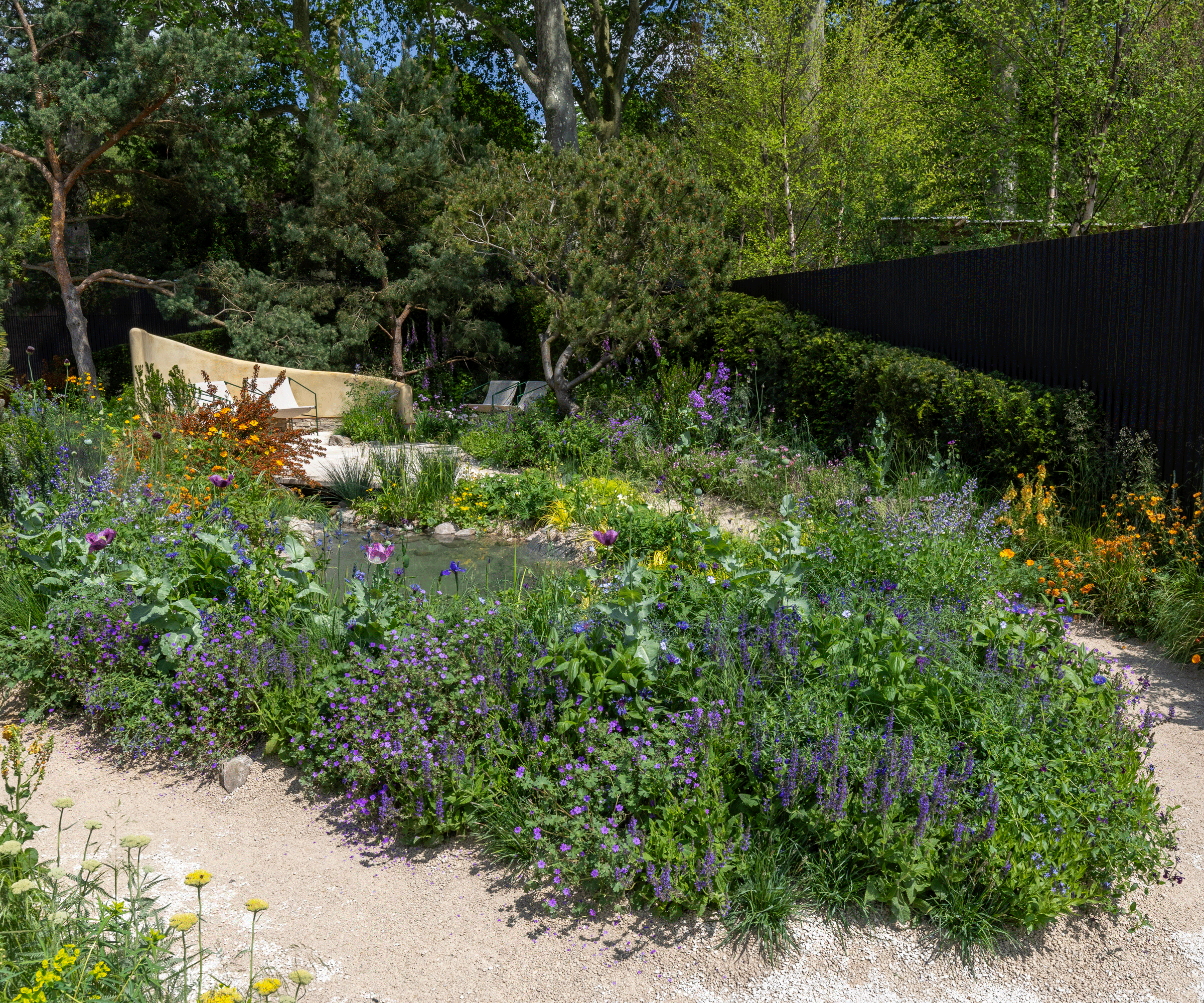 What is an island bed and how to style one in your backyard | Homes and ...