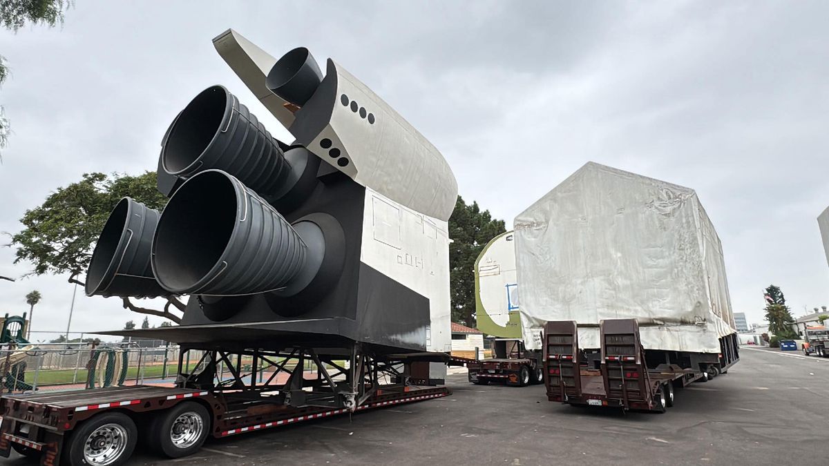 Full-size mock space shuttle makes first move towards Downey display ...