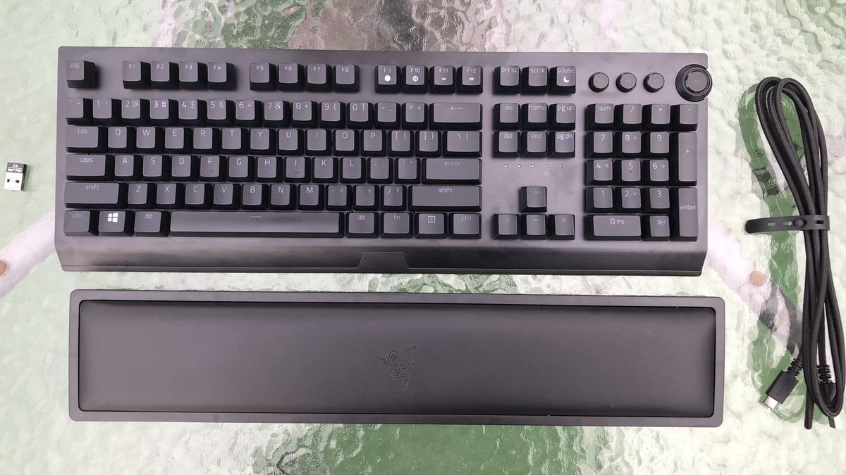 Razer BlackWidow V3 Pro Wireless Gaming Keyboard Review: Full-Sized Fun ...