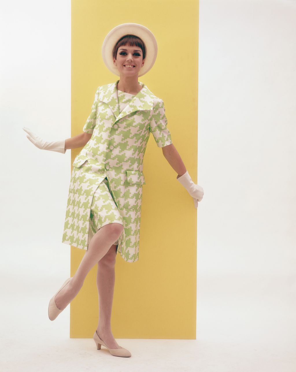 32 Glorious Photos of '60s Fashion In Full Swing | Marie Claire
