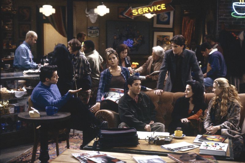 'Friends' Set Photos - Behind-the-Scenes 'Friends' Cast & Set Pictures ...