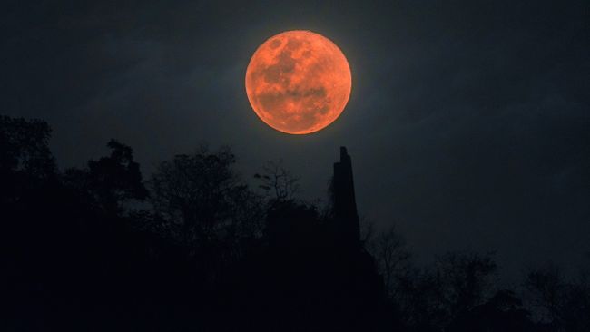 Why does the moon turn red during a total lunar eclipse? | Live Science