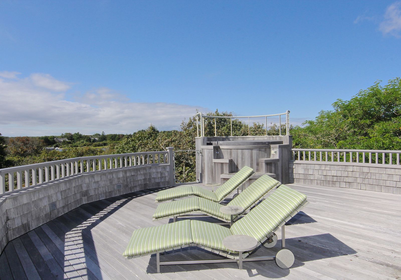 Inside Barack and Michelle Obama's Martha's Vineyard home | Homes and ...