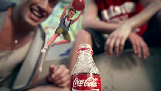 Tiny characters promote Coke's new mini bottles | Creative Bloq