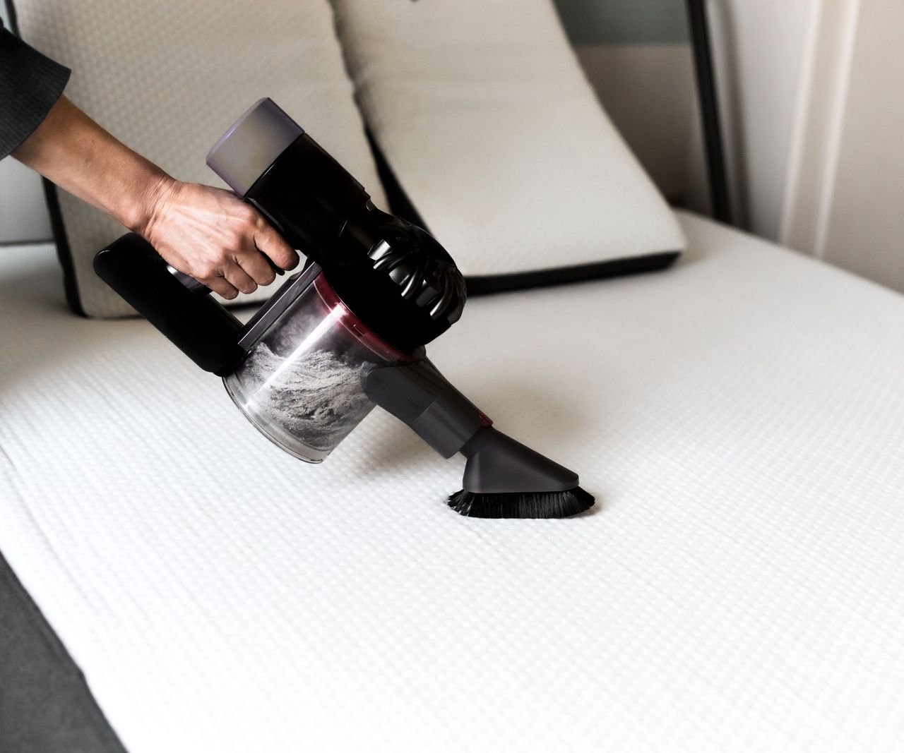 How to clean a mattress: for a hygienic and healthy bedroom | Homes and ...