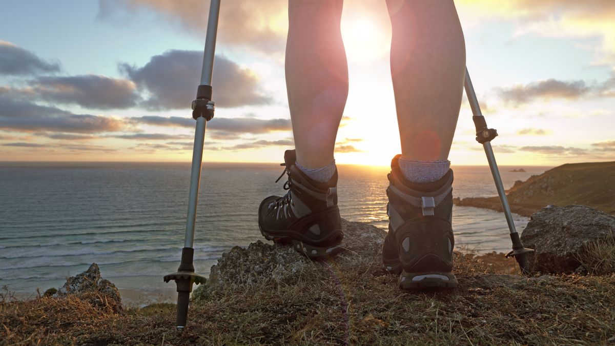 How to use trekking poles whether hiking or trail running | Advnture