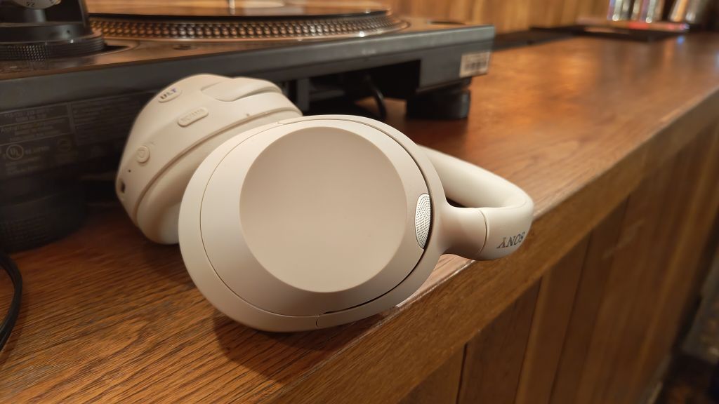 Sony ULT Wear vs Sony WH-1000XM5: what are the differences between the ...