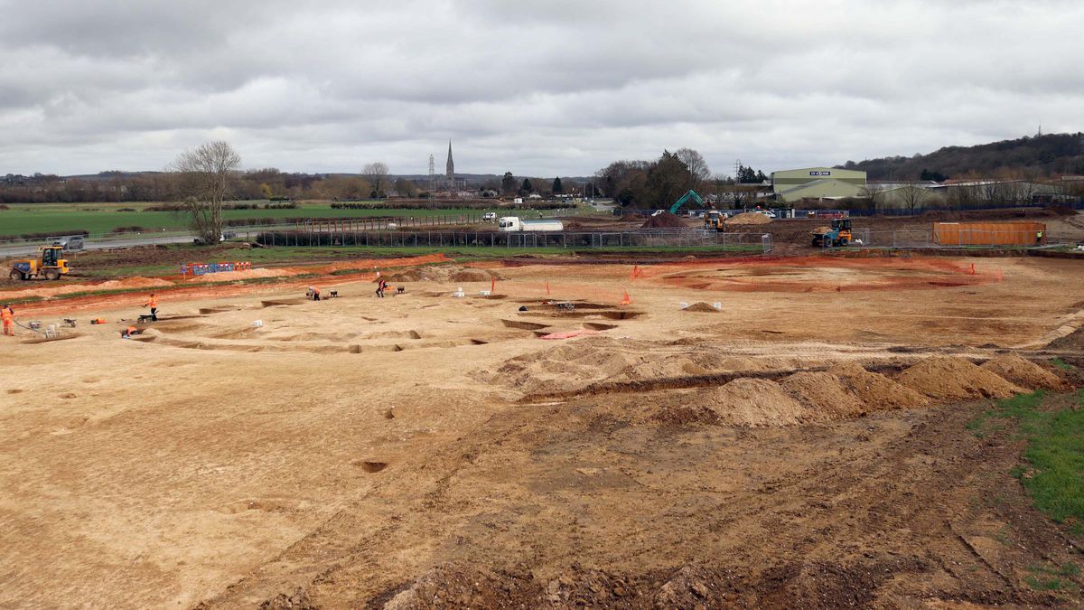Vast cemetery of Bronze Age burial mounds unearthed near Stonehenge ...