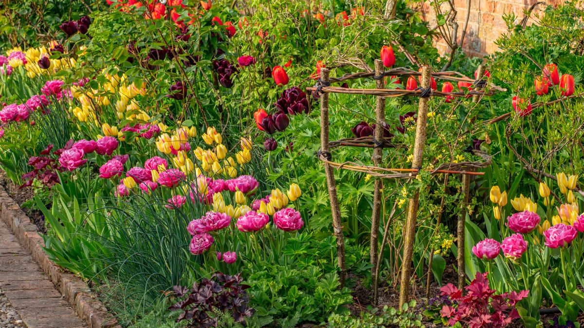 5 ways this spring garden wows with color | Homes and Gardens