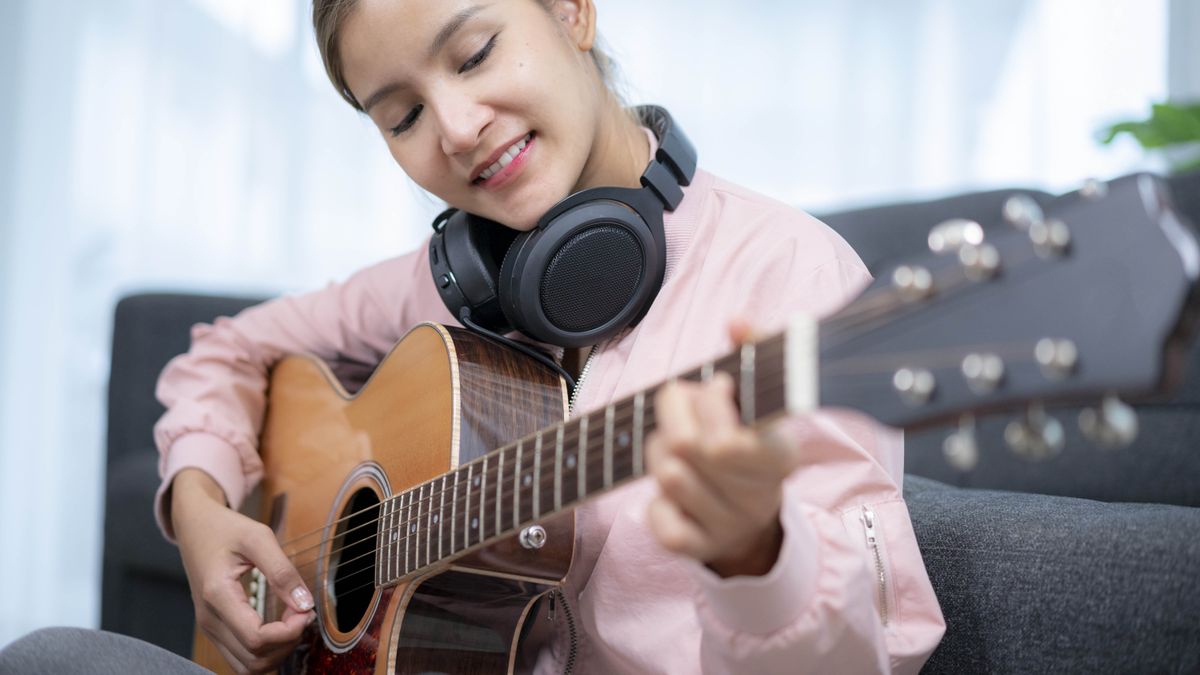 The ultimate beginner guitar lesson: 11 essential steps to get started ...