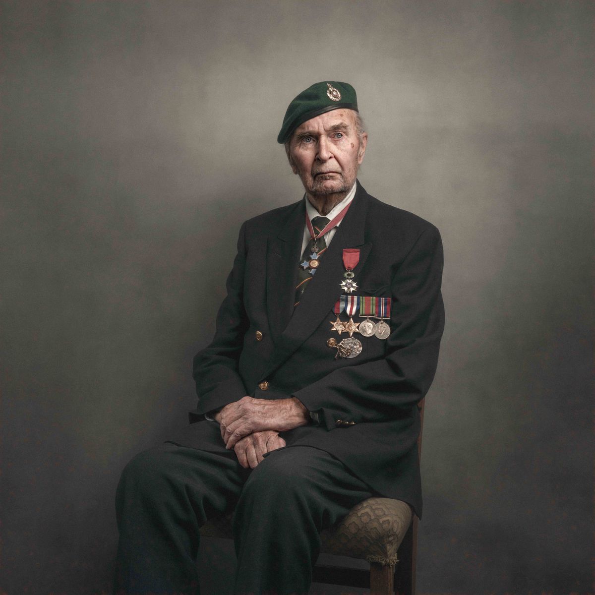 How photographer Glyn Dewis produces classic portraits of WW2 veterans ...