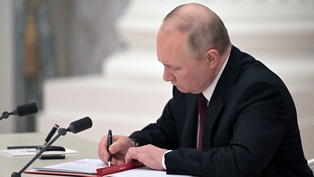 Putin signs treaties giving Russia the right to build military bases in ...