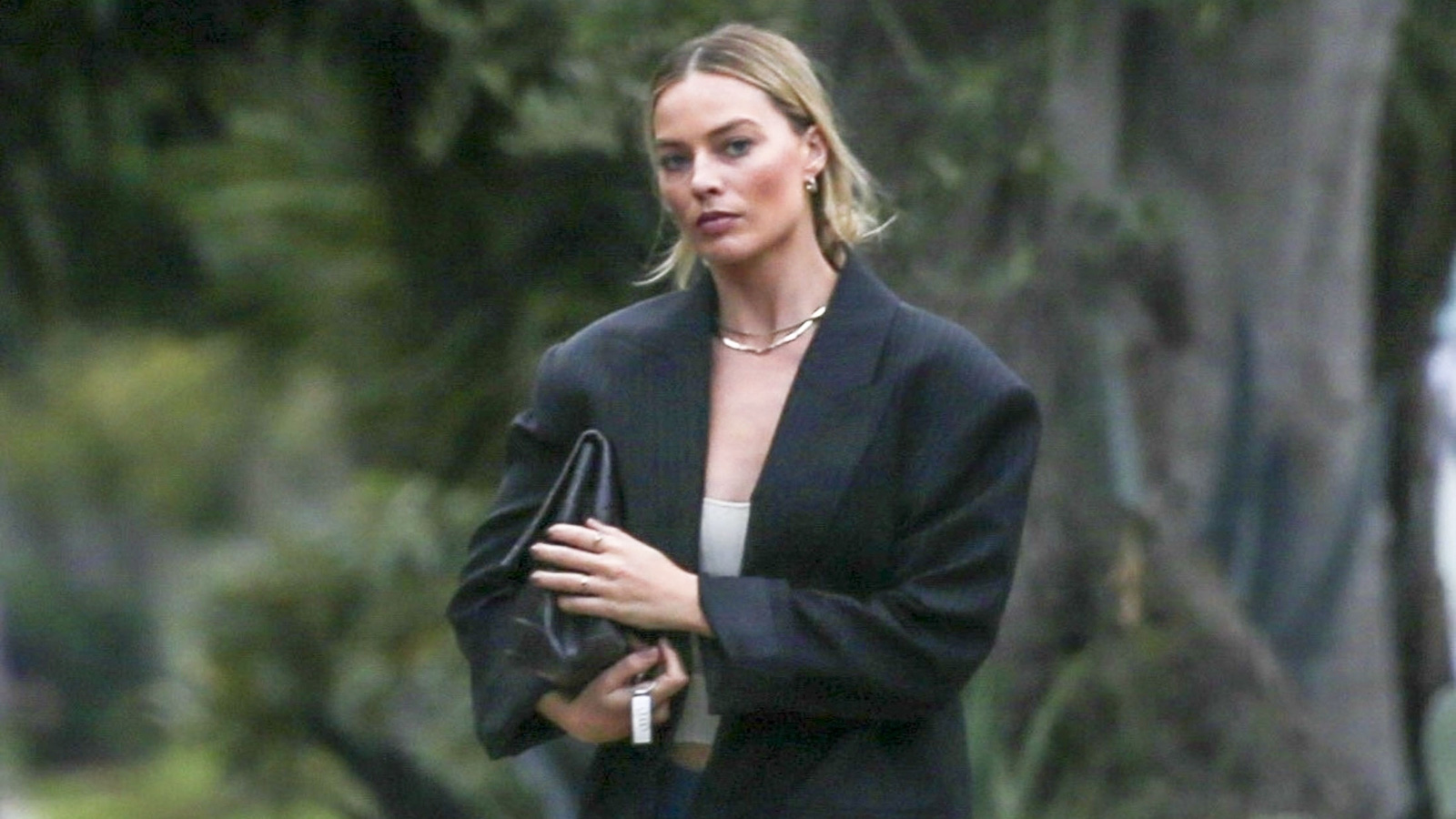 Margot Robbie Confirmed 2024's Biggest Handbag Trend With A Mega-Sized ...