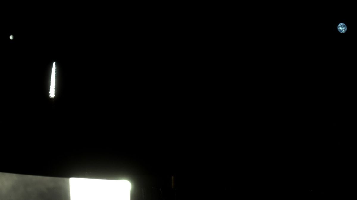 NASA probe captures stunning photos of Earth and moon on the way to ...