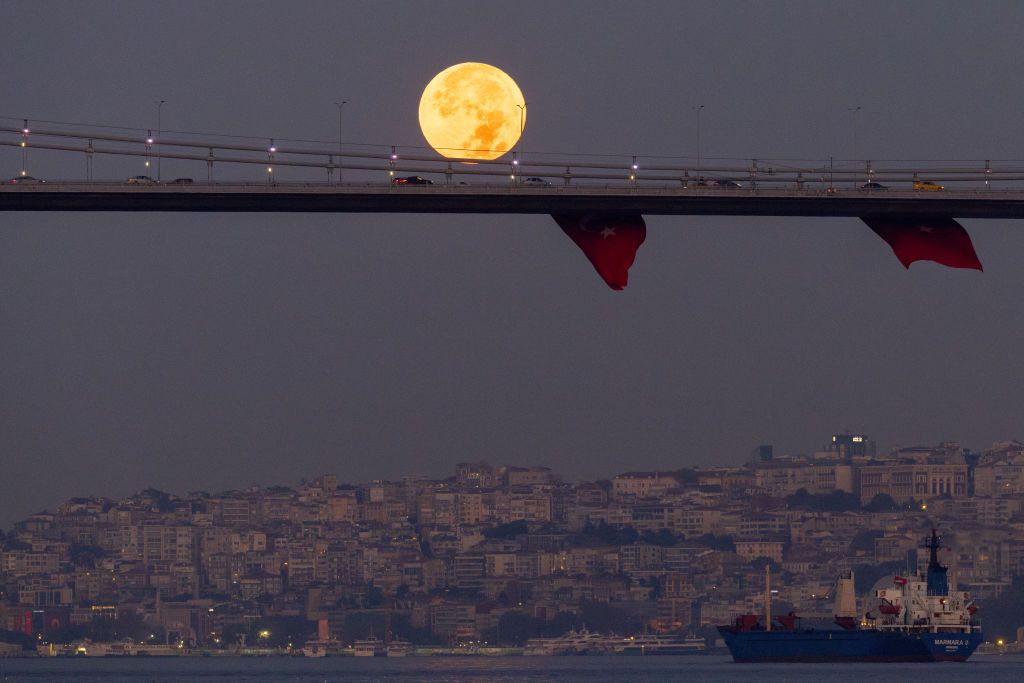 Last super Blue Moon until 2037 lights up skies around the world ...