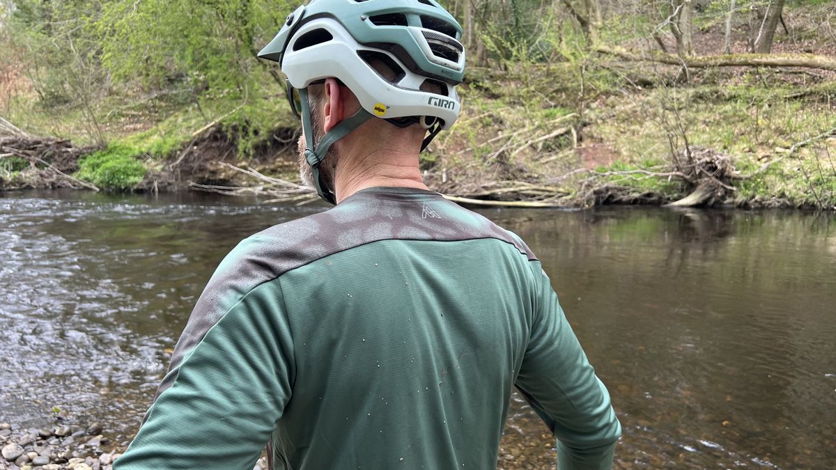 7Mesh Roam Shirt LS review – cosy and eco-friendly | Bike Perfect