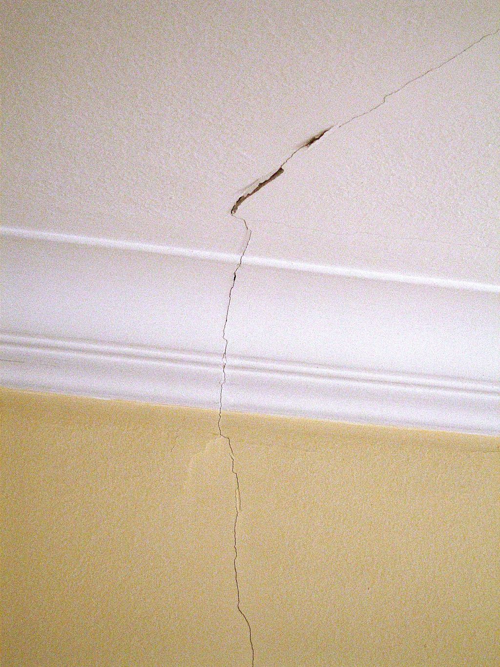 What causes cracks in walls: 13 reasons and when you need to worry ...