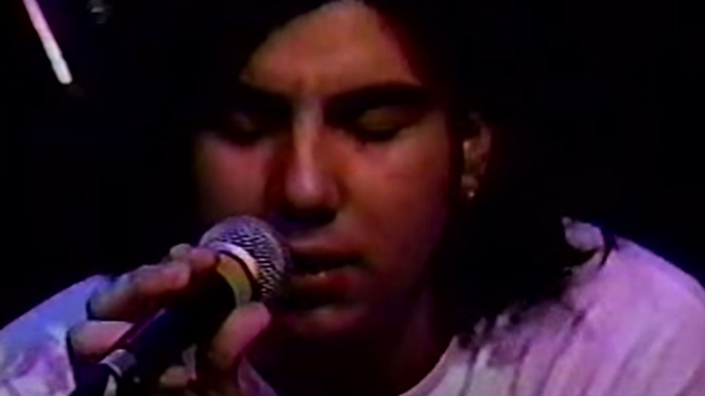 Watch a baby-faced Chino Moreno sing dub reggae with Deftones in 1992 ...