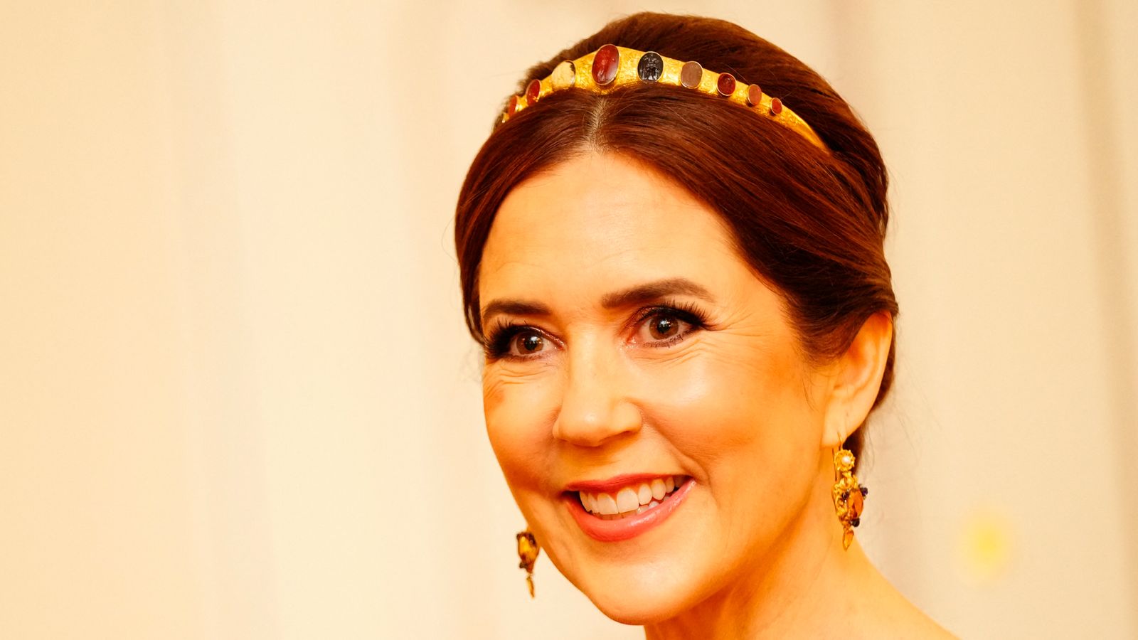 A 200-Year-Old Tiara With Ancient Stones Makes Its First Public ...
