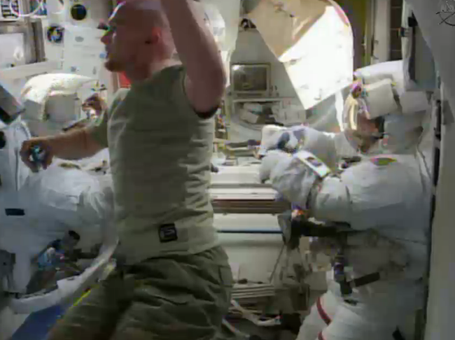 Spacewalk Photos: NASA Astronauts Work Outside Space Station (Oct. 15 ...