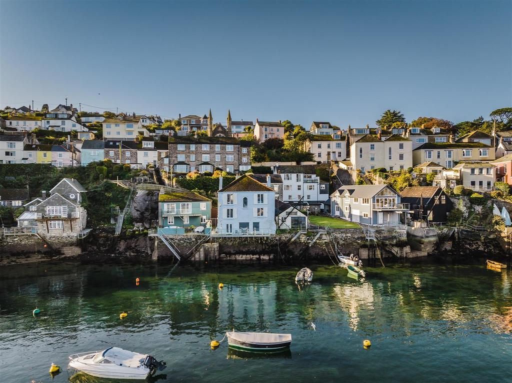 An exquisite waterside home in Cornwall and a Cotswolds mansion, plus ...