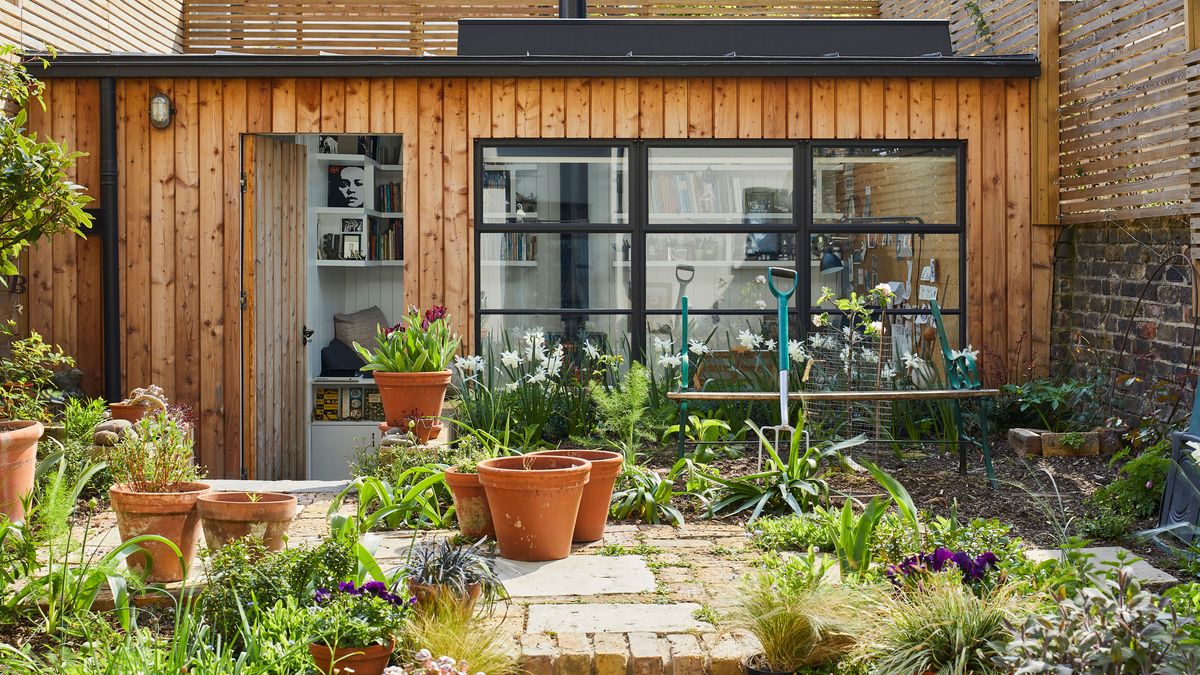 Real home: artist's garden studio has log cabin charm | Real Homes