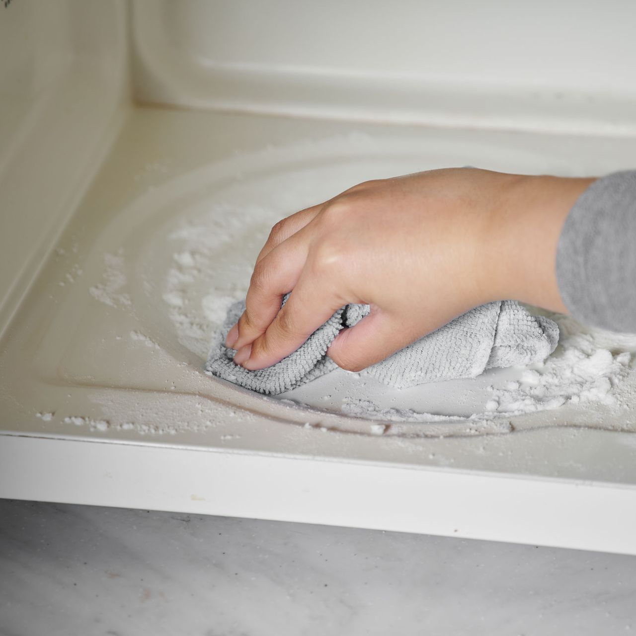 How to clean a microwave with lemon, washing-up liquid and baking soda ...