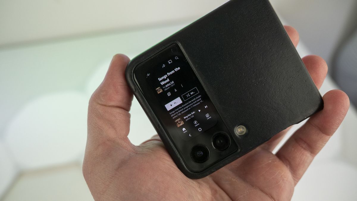 How to enable cover screen app launcher on Samsung Galaxy Z Flip 3 ...