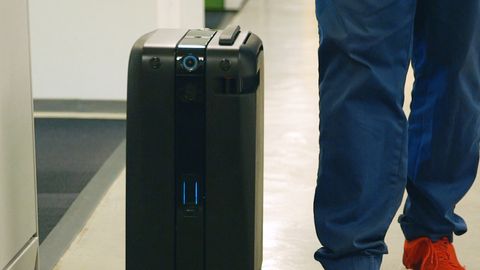 The Ovis Smart Luggage Followed Me Around So Well I Might Buy It | Tom ...