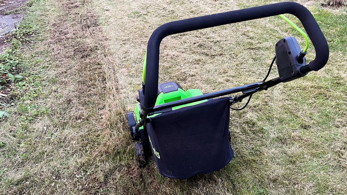 Greenworks 40V 14in Cordless Dethatcher / Scarifier review | Top Ten ...