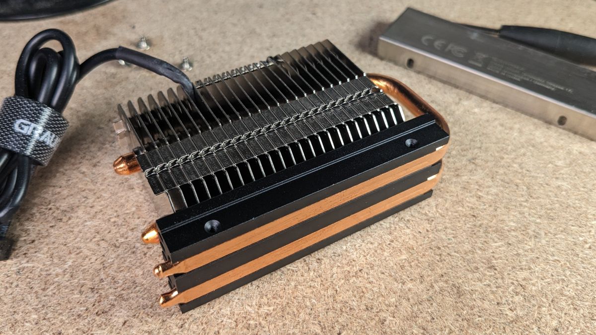 Graugear G-M2HP04-F NVMe Cooler Review: Two heatpipes and a fan deliver ...