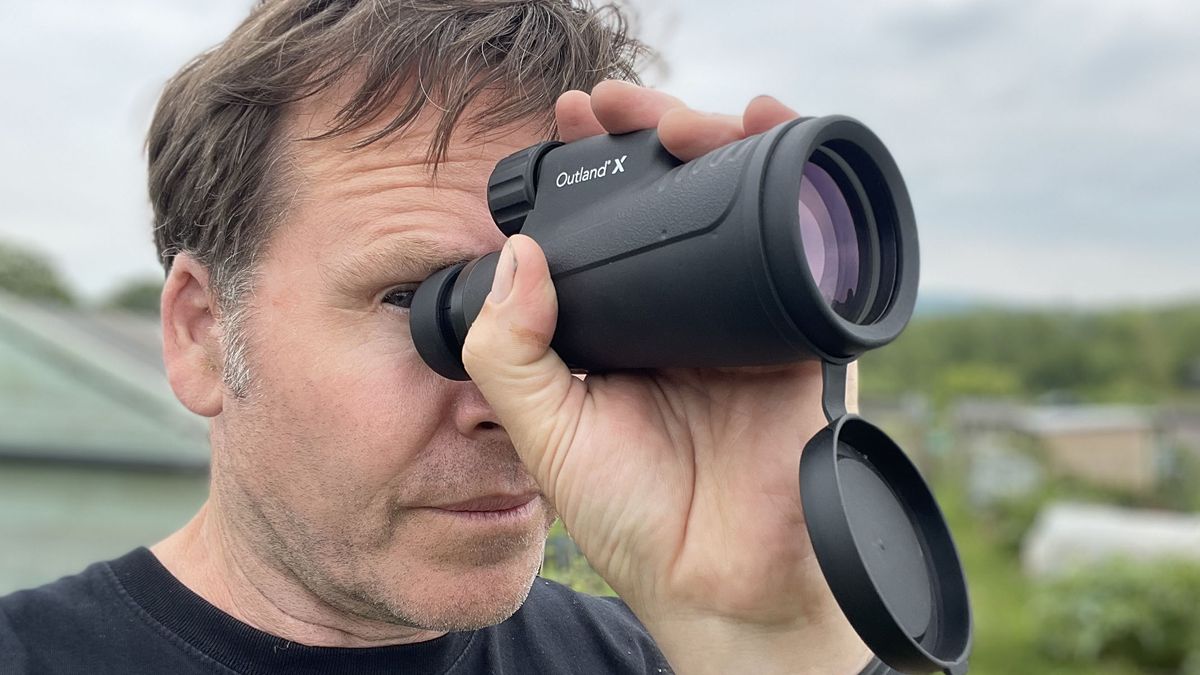 Celestron Outland X 10x50 monocular review | Space