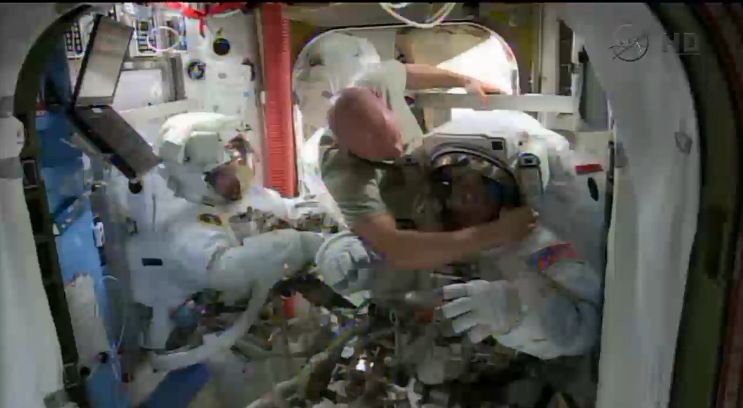 Spacewalk Photos: NASA Astronauts Work Outside Space Station (Oct. 15 ...