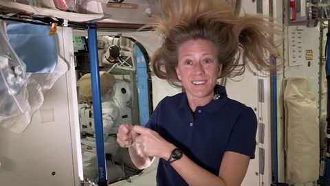 Astronaut Uses Single Strand of Hair to Move in Zero-G (Video) | Space