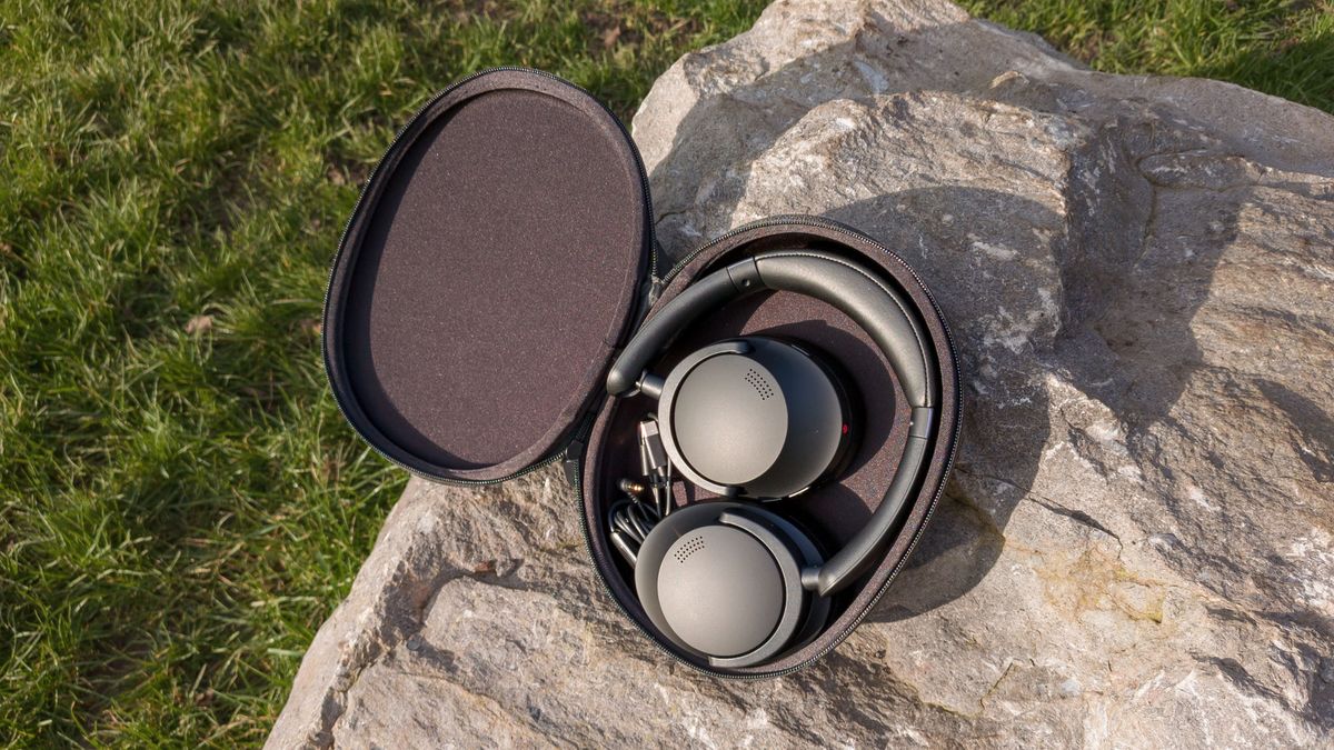 I review noise-cancelling headphones for a living — here's my top picks ...