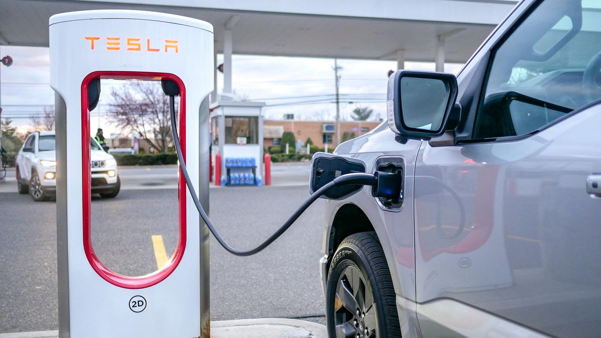 I tried charging a Ford F150 Lightning at a Tesla supercharger station ...