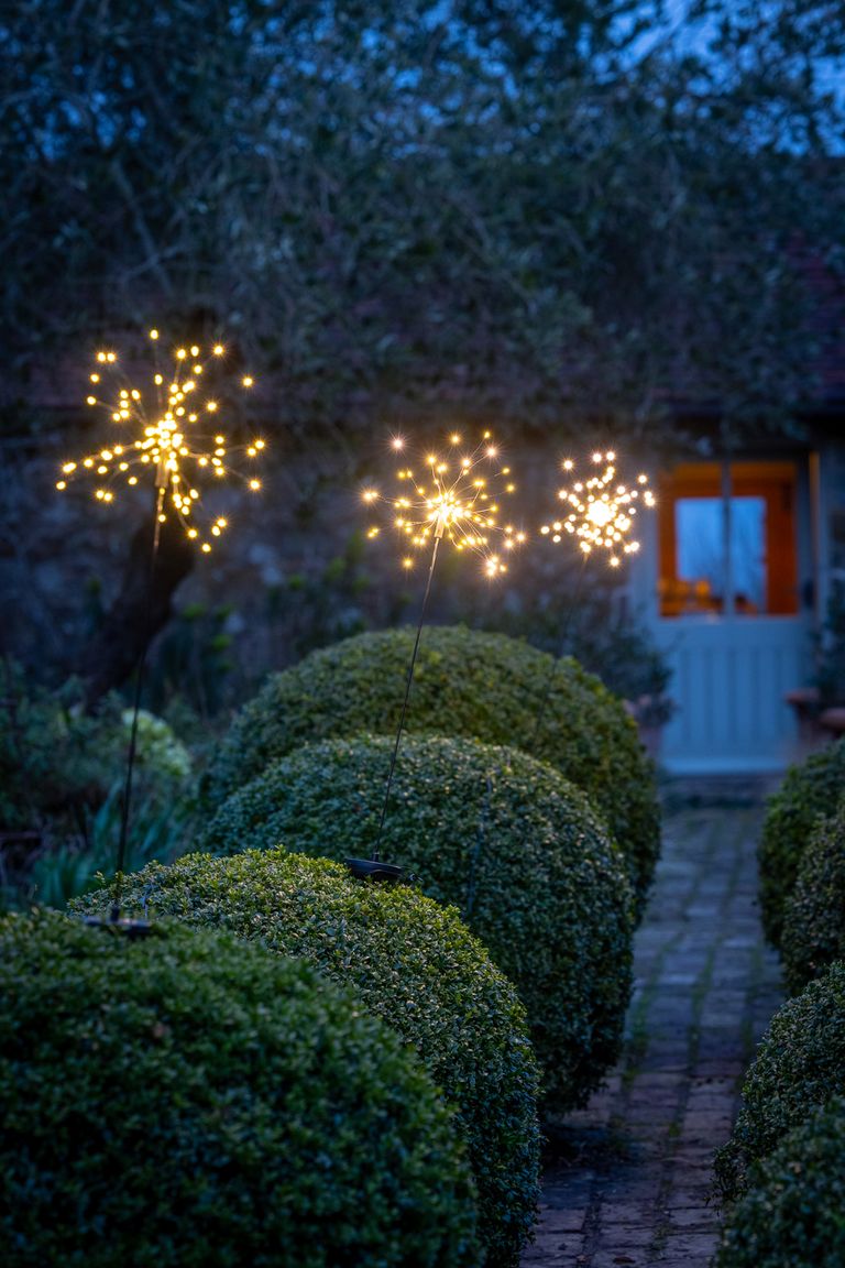 Outdoor Christmas lighting ideas | Livingetc