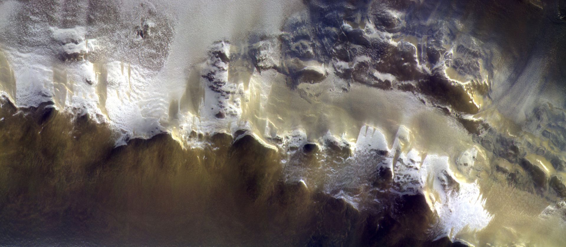 Icy Mars Crater Shines in European Probe's 1st Photo from New Orbit | Space
